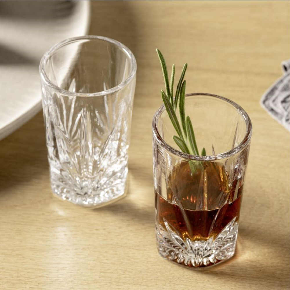 Stöttåliga snapsglas i glas eller plast!